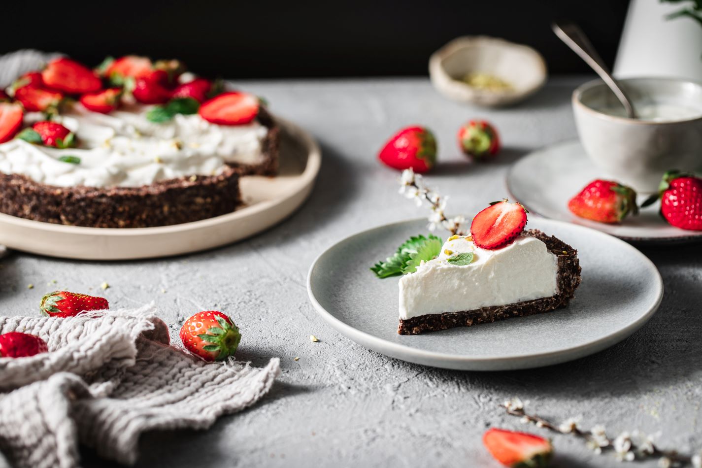 Frozen yogurt cake, the recipe with jam and decorations
